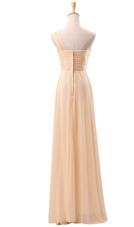 The Shoulders Of The Handsome Evening Gown With A Chiffon Gown Are ...