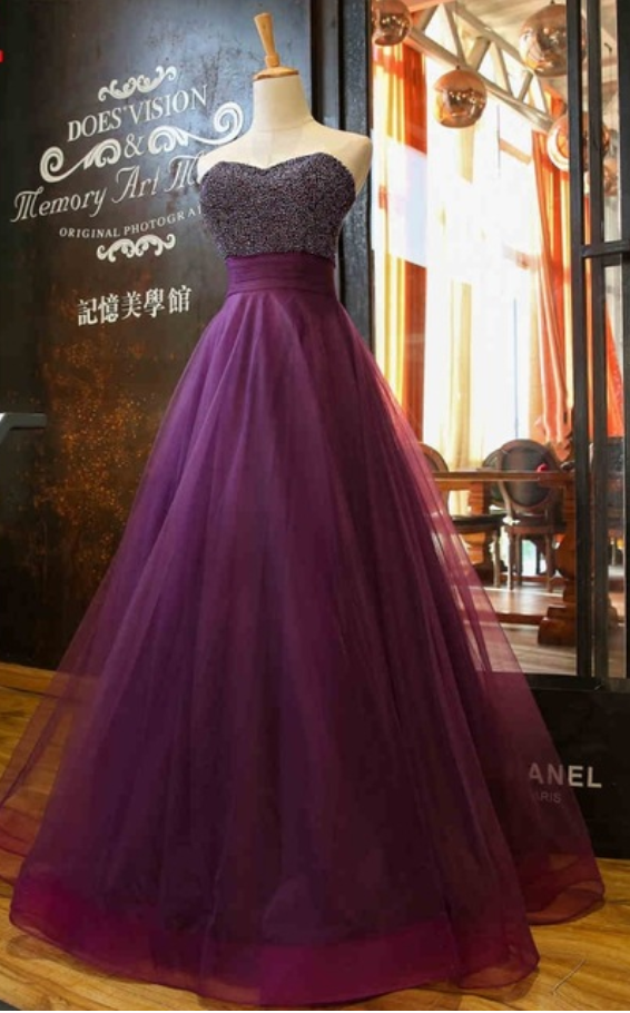 The Tulle Gown Of Violet Night Highlights The Woman Of The Evening ...