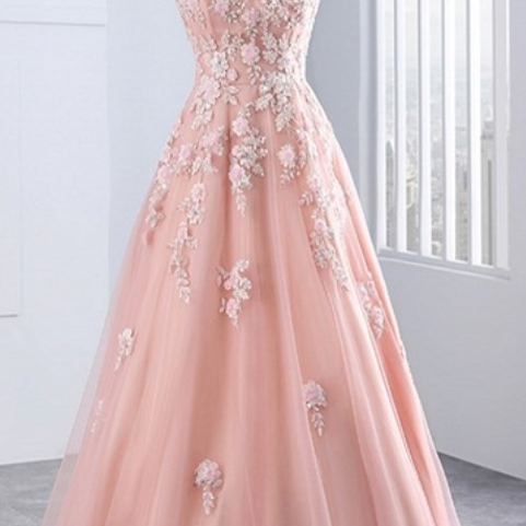 The Rose Party Dresses In A Dress With A Thin Tulle Gown At The End Of ...
