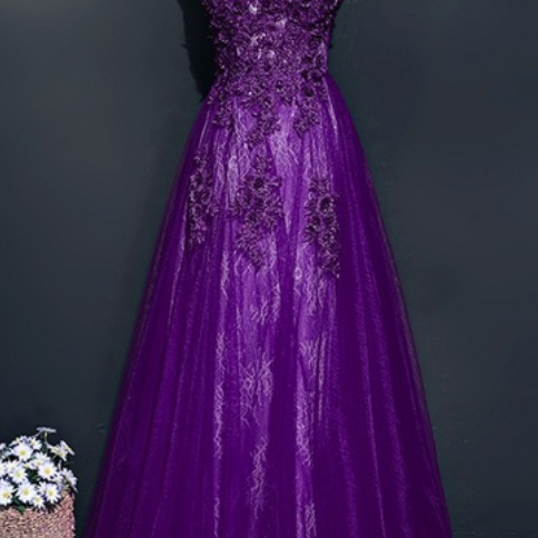 The Woman In The Purple Lace Evening Party Dress Is Wearing A Formal ...
