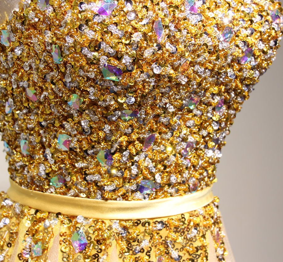 The Lively Luxury Crystal Ball Gown Of The Eighth Grade Is Wearing A ...